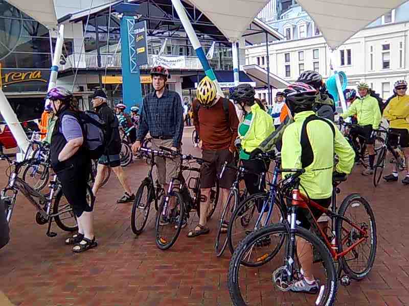 Wellington.Scoop » SCOOP IMAGES: hundreds of cyclists join two mayors ...