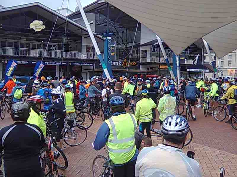 Wellington.Scoop » SCOOP IMAGES: hundreds of cyclists join two mayors ...