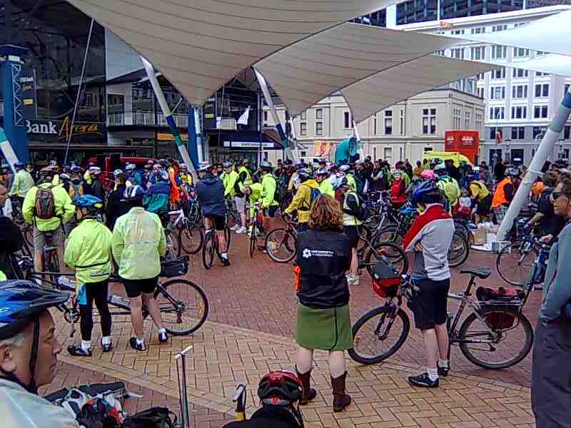 Wellington.Scoop » SCOOP IMAGES: hundreds of cyclists join two mayors ...
