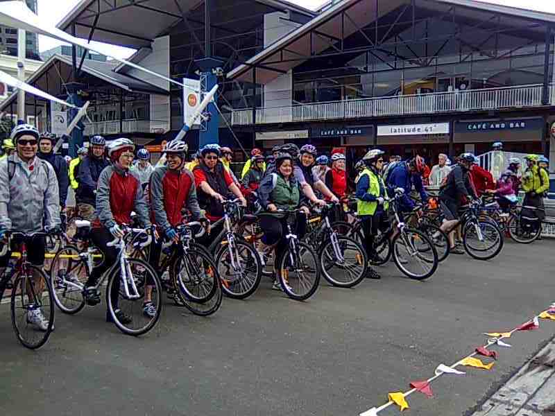 Wellington.Scoop » SCOOP IMAGES: hundreds of cyclists join two mayors ...