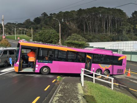 Wellington.Scoop » SCOOP IMAGES: Another bus stuck on another corner