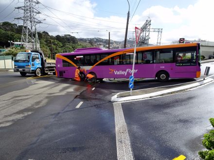 Wellington.Scoop » SCOOP IMAGES: Another bus stuck on another corner