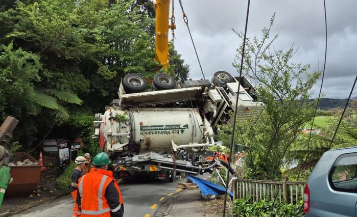 Wellington.Scoop » Crane lifts truck which rolled off road and over ...
