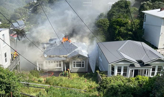 Wellington.Scoop » Eleven trucks fight house fire in Kelburn